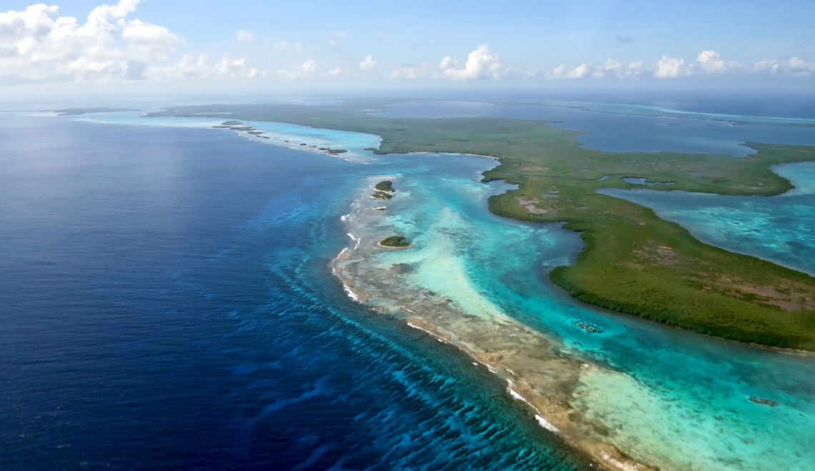 2 Liveaboards in Lighthouse Reef, Belize - LiveAboard.com